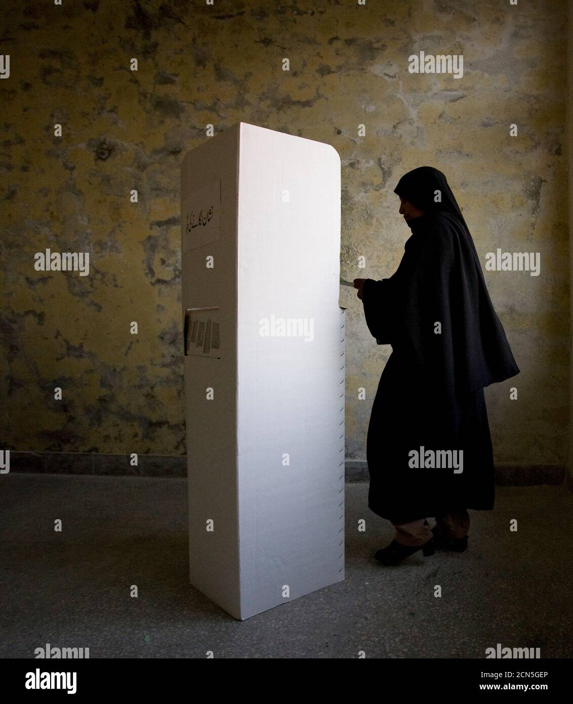 Pakistan woman voting hi-res stock photography and images - Alamy