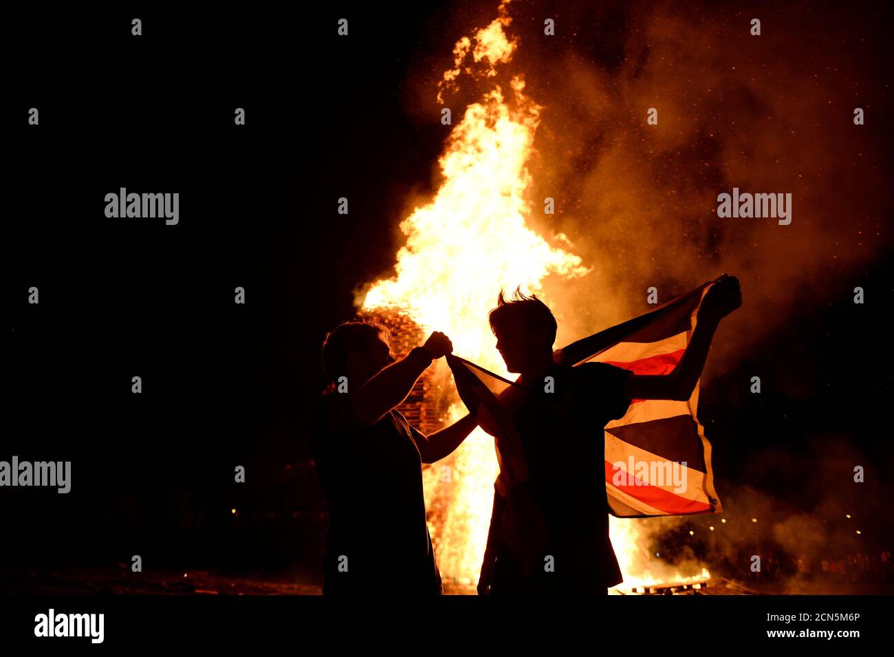 Burning union jack flag hi-res stock photography and images - Alamy