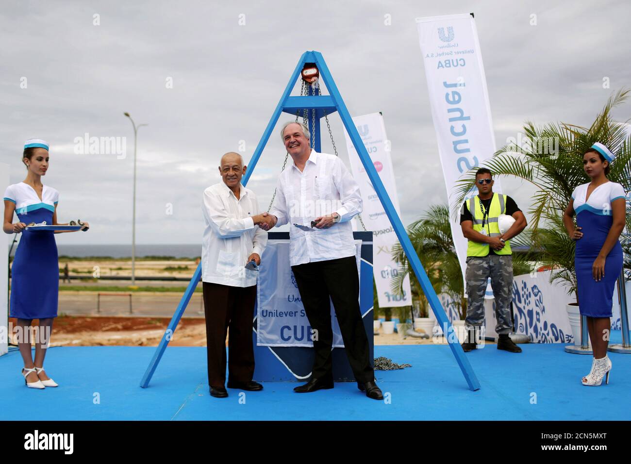 Unilever Ceo Paul Polman Centre High Resolution Stock Photography and ...
