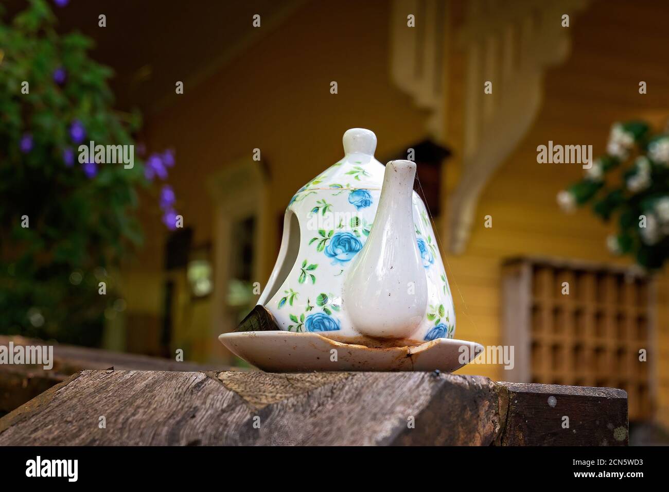 Broken teapot hi-res stock photography and images - Alamy