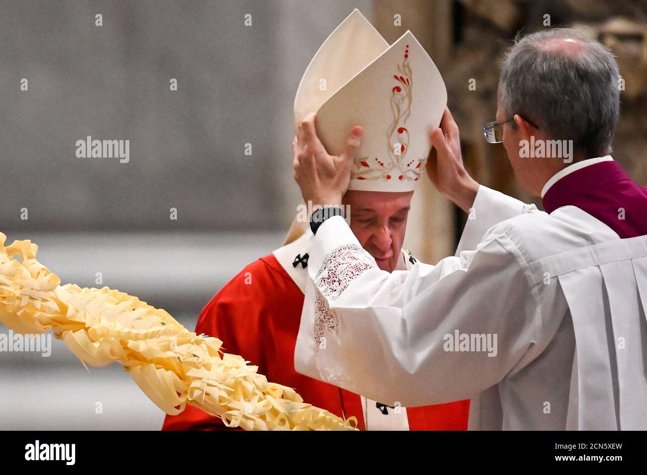 Pontifical mitre hi-res stock photography and images - Alamy