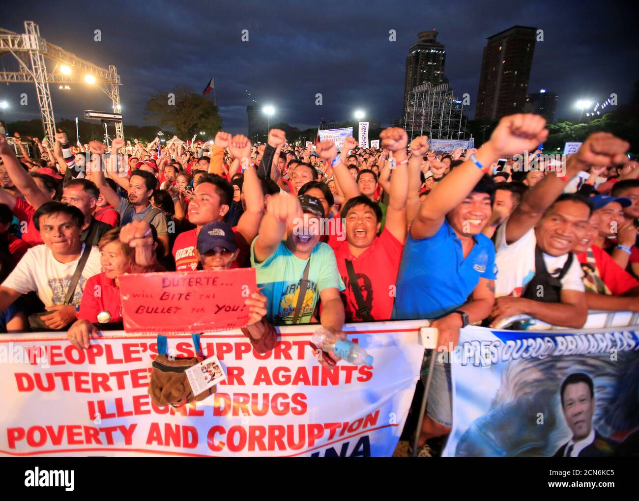 Rodrigo duterte supporters hi-res stock photography and images - Alamy
