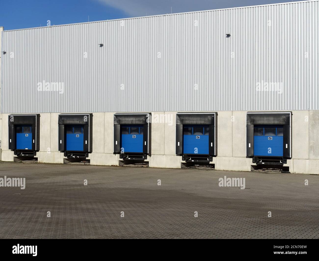 Cargo ramps hi-res stock photography and images - Alamy