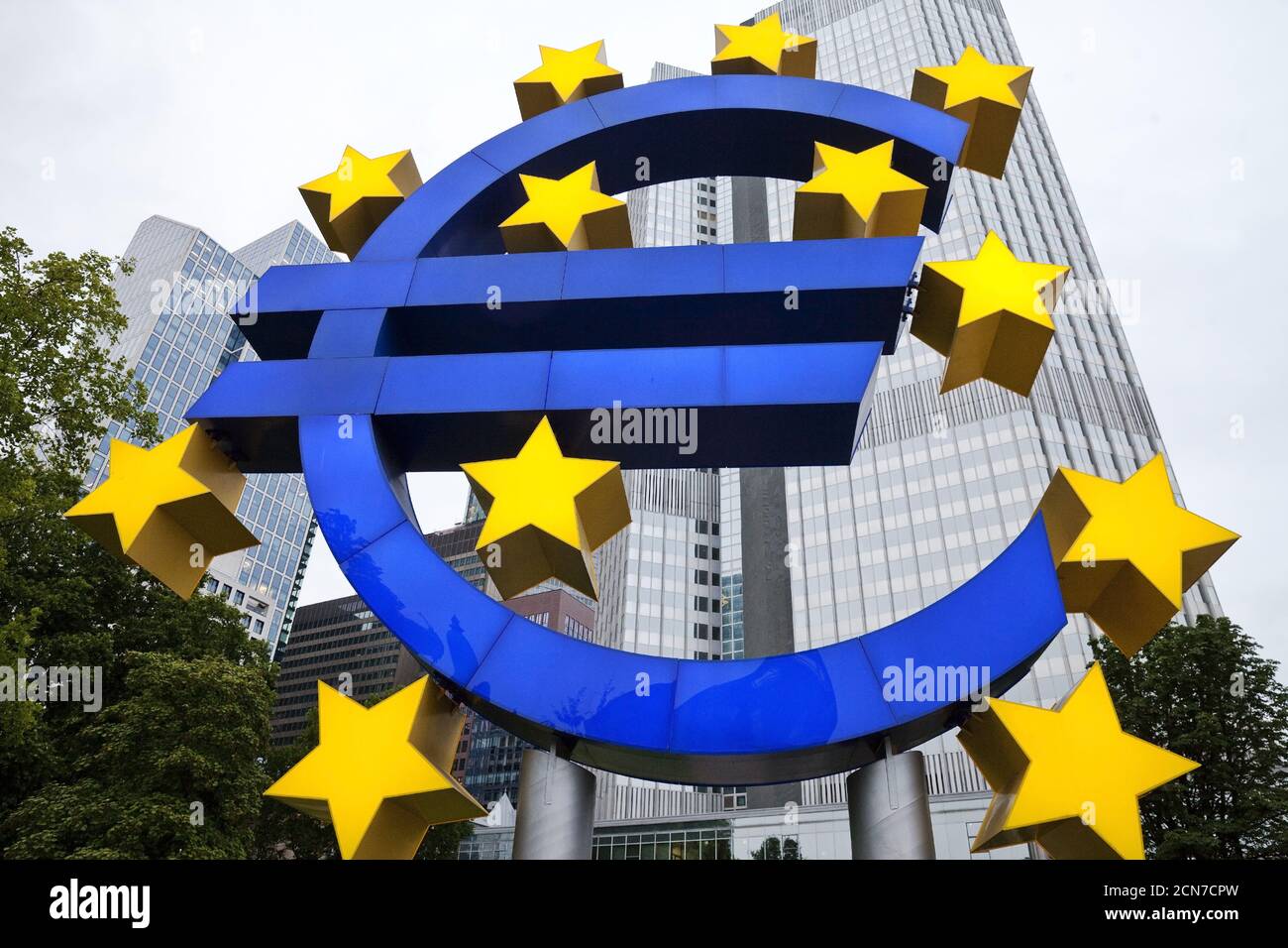 Euro sculpture hi-res stock photography and images - Alamy