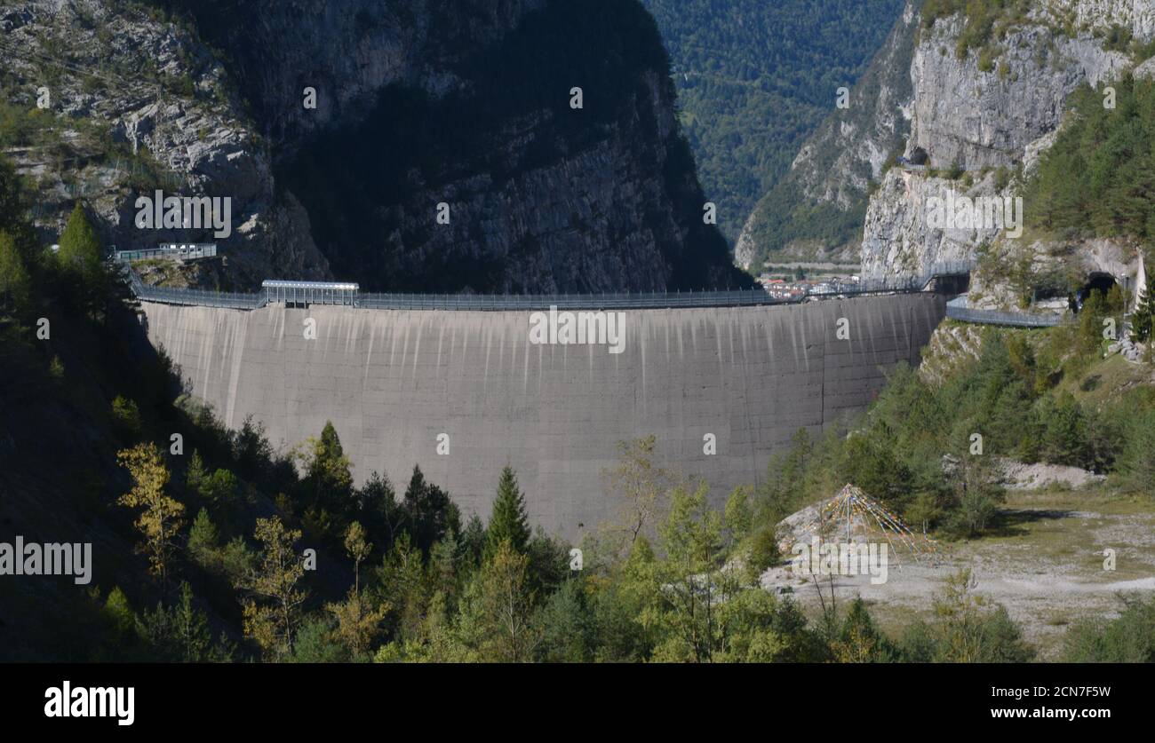 Longarone vajont dam hi-res stock photography and images - Alamy
