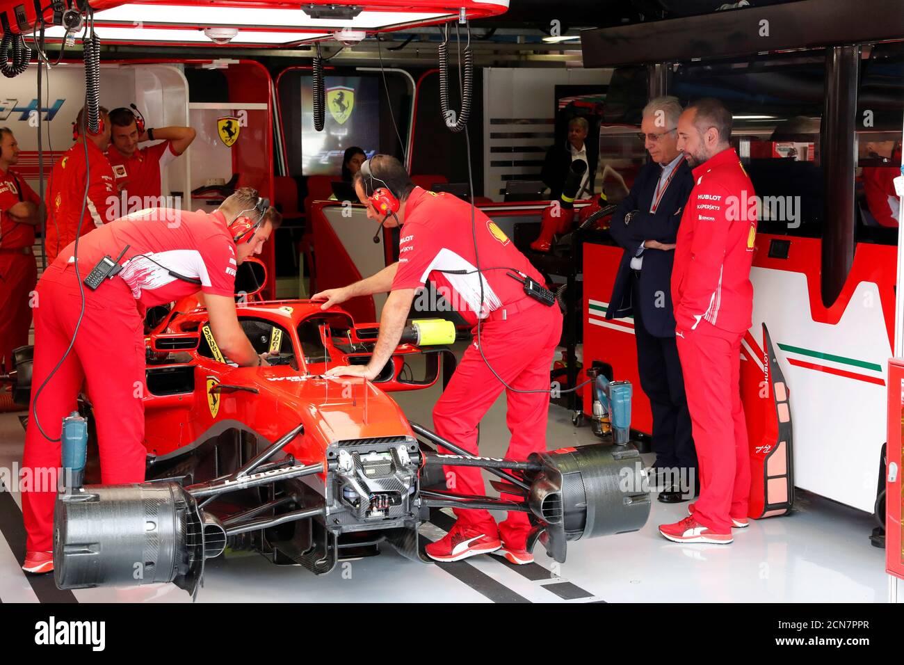 Formula 1 mechanics hi-res stock photography and images - Alamy