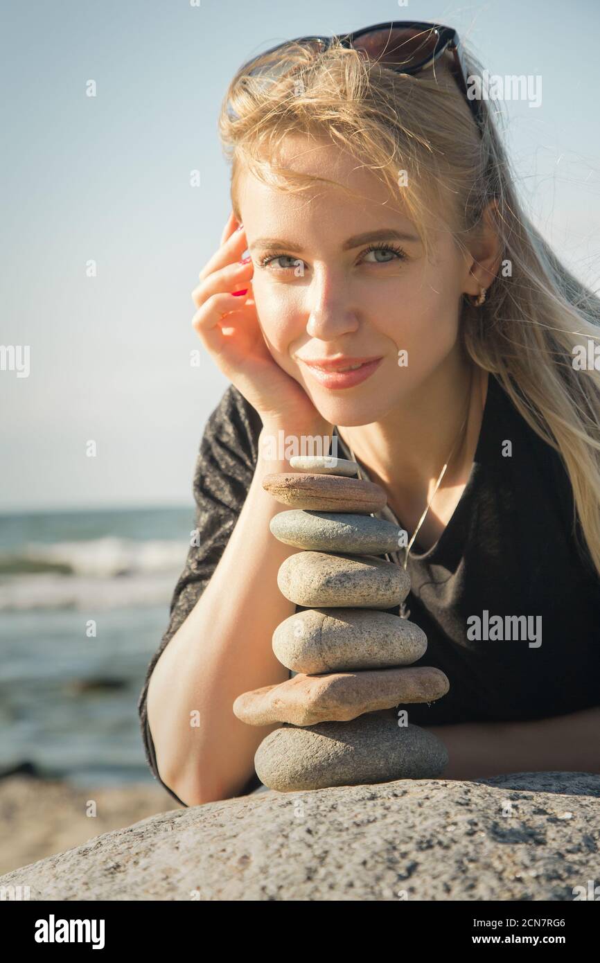 Stones stacking hi-res stock photography and images - Alamy