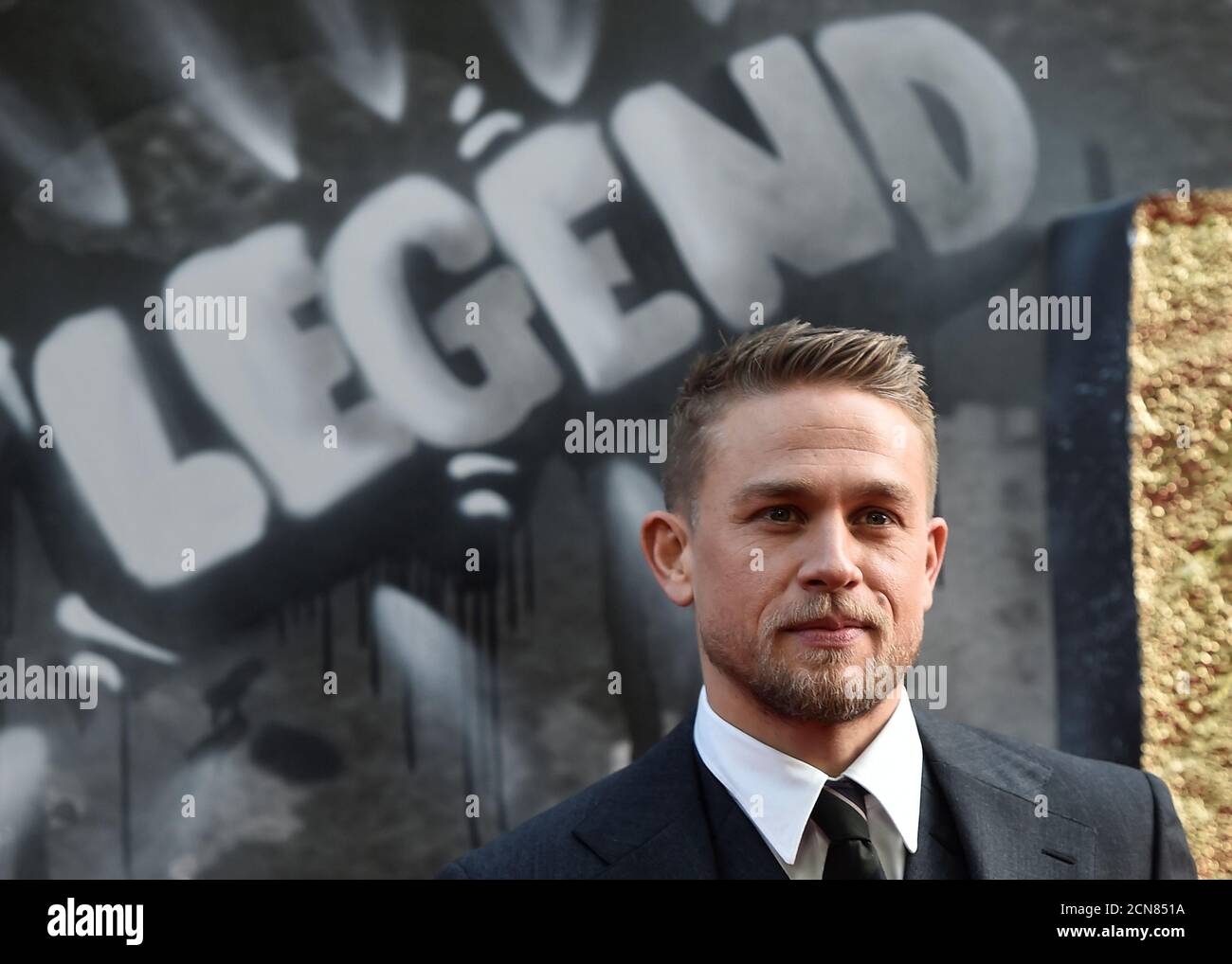 Charlie hunnam king arthur hi-res stock photography and images - Alamy