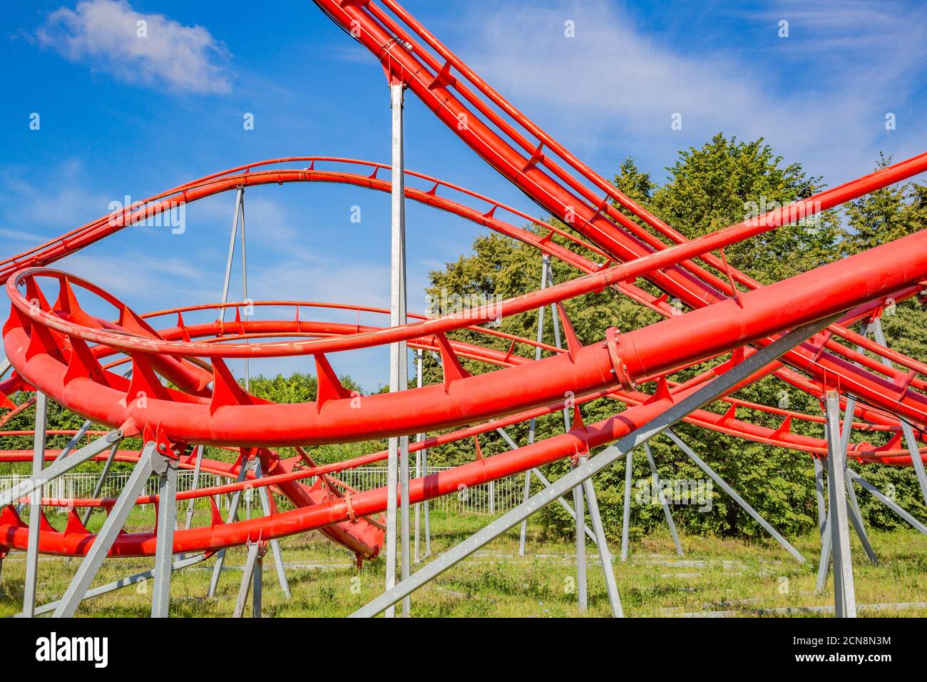 Red metal beams hi-res stock photography and images - Alamy
