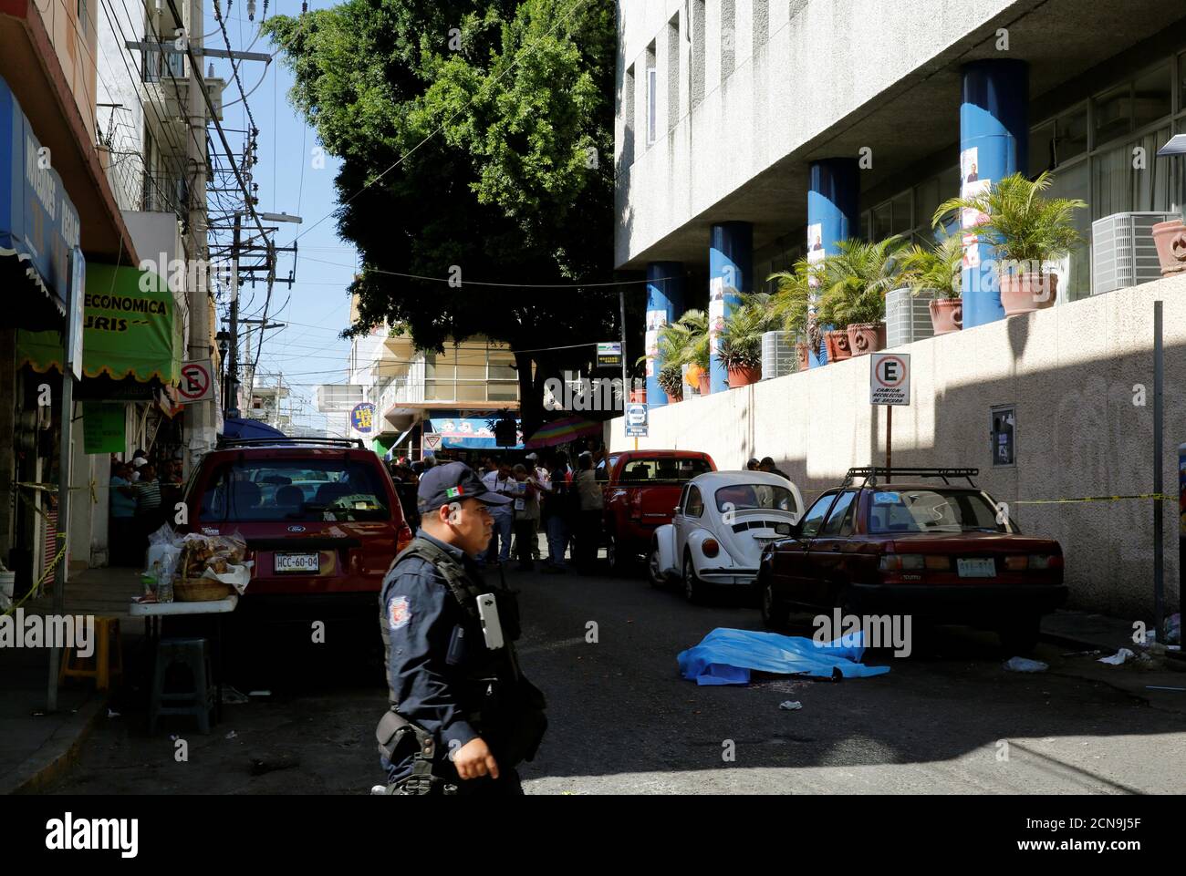 A scenes of crime officer at the scene hi-res stock photography and ...