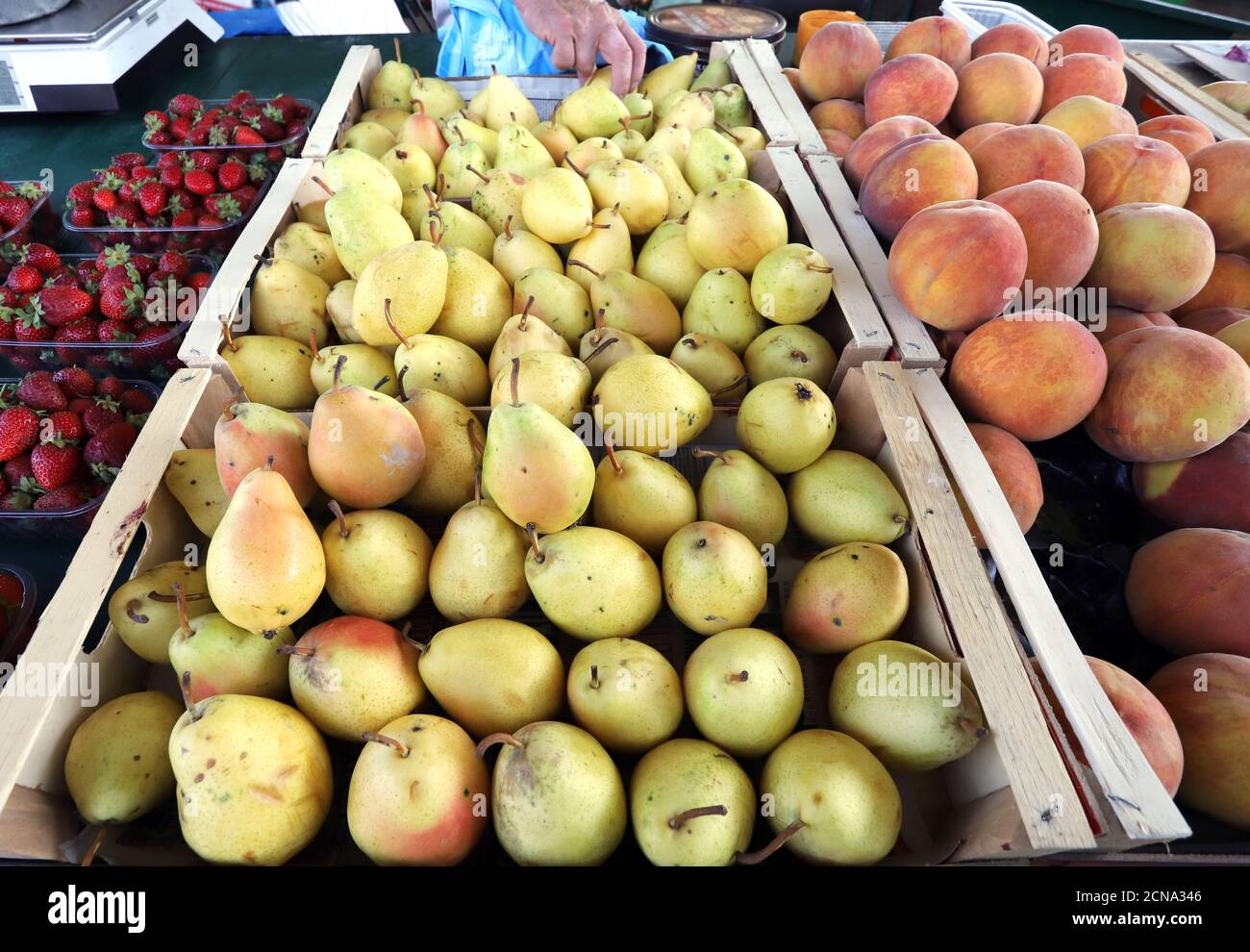Gold pears hi-res stock photography and images - Alamy