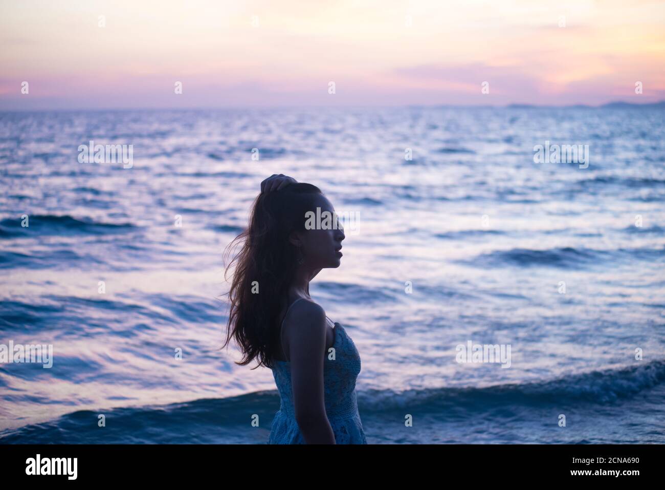 Woman silhouette sad beach hi-res stock photography and images - Alamy