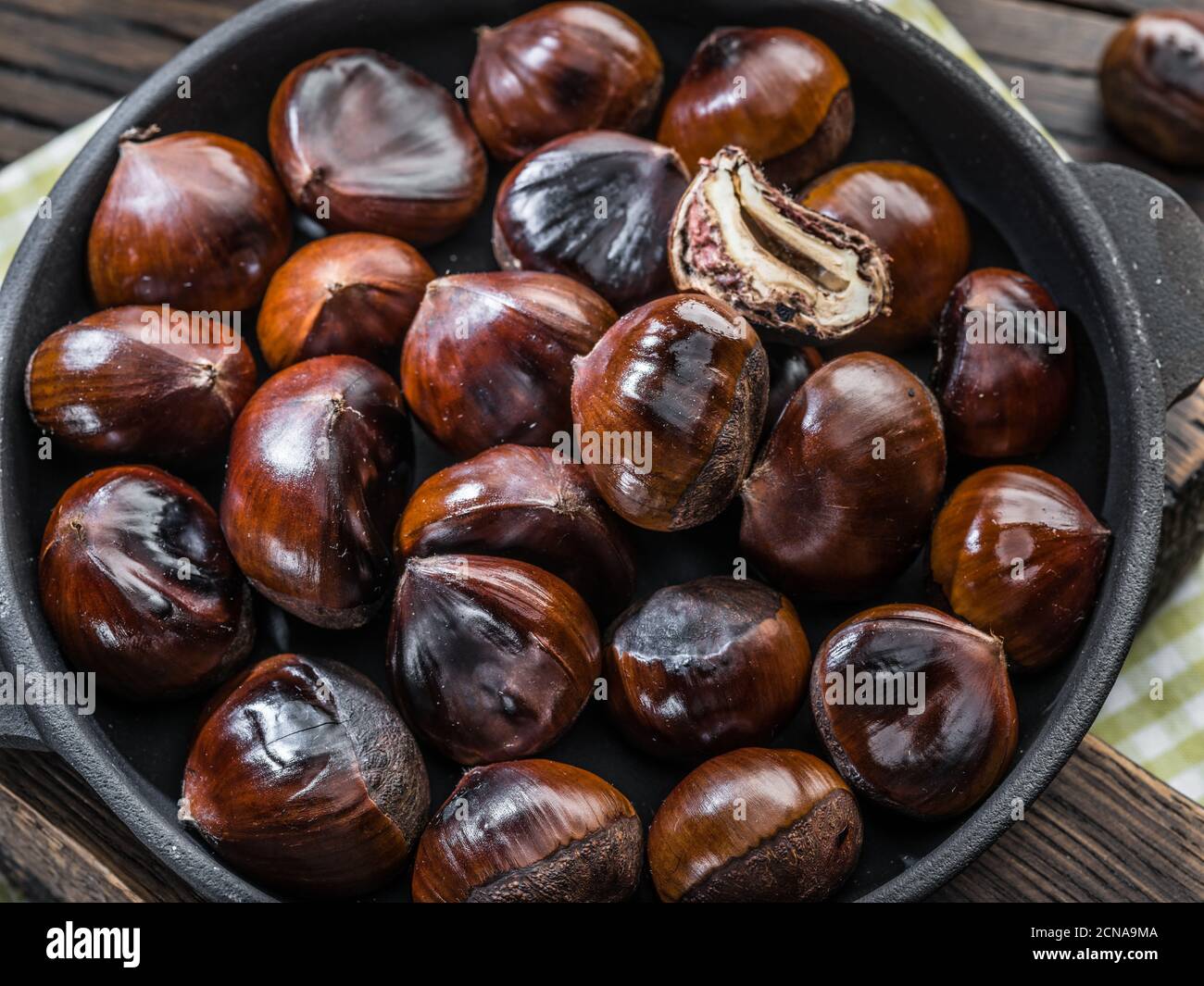 Roasted edible chestnut fruits in the pan. Top view Stock Photo - Alamy
