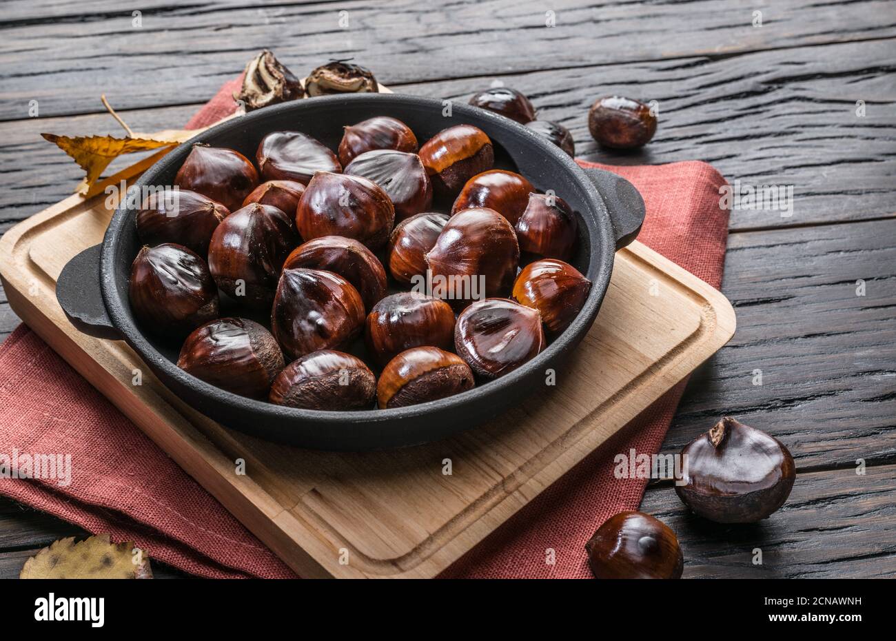Roasted edible chestnut fruits in the pan. Top view Stock Photo - Alamy
