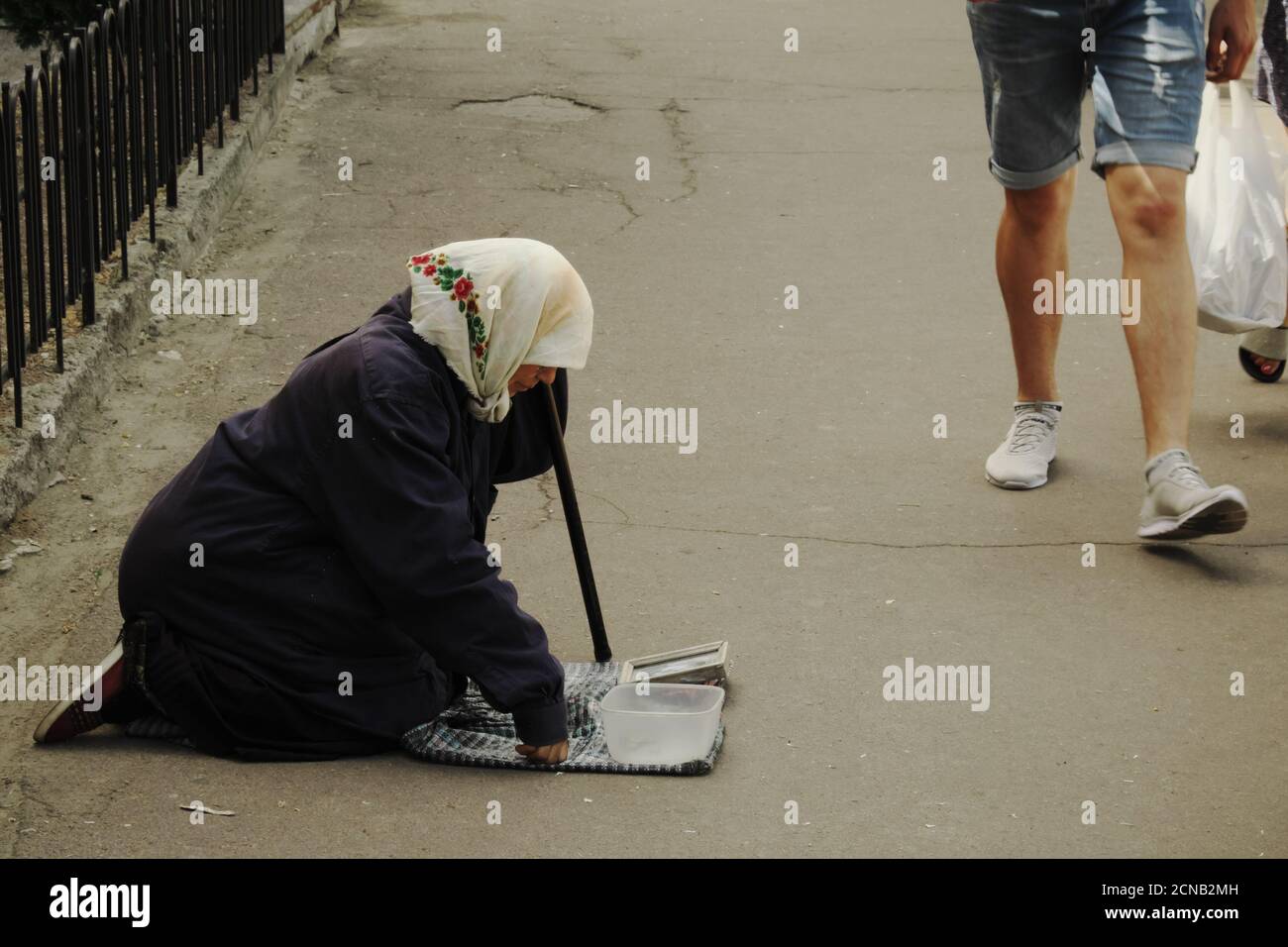Old woman kneeling hi-res stock photography and images - Alamy