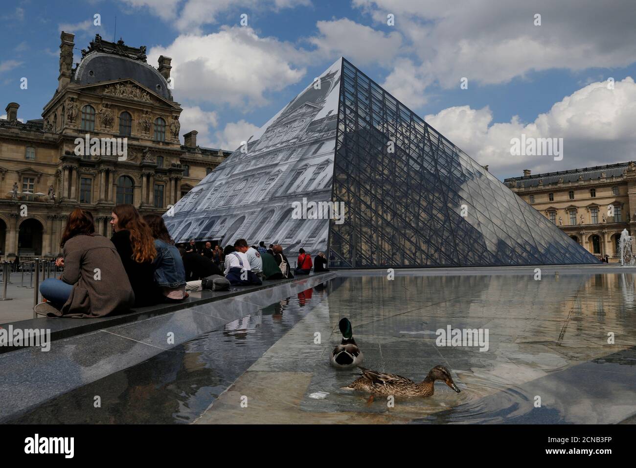 Reflecting pool louvre hi-res stock photography and images - Alamy