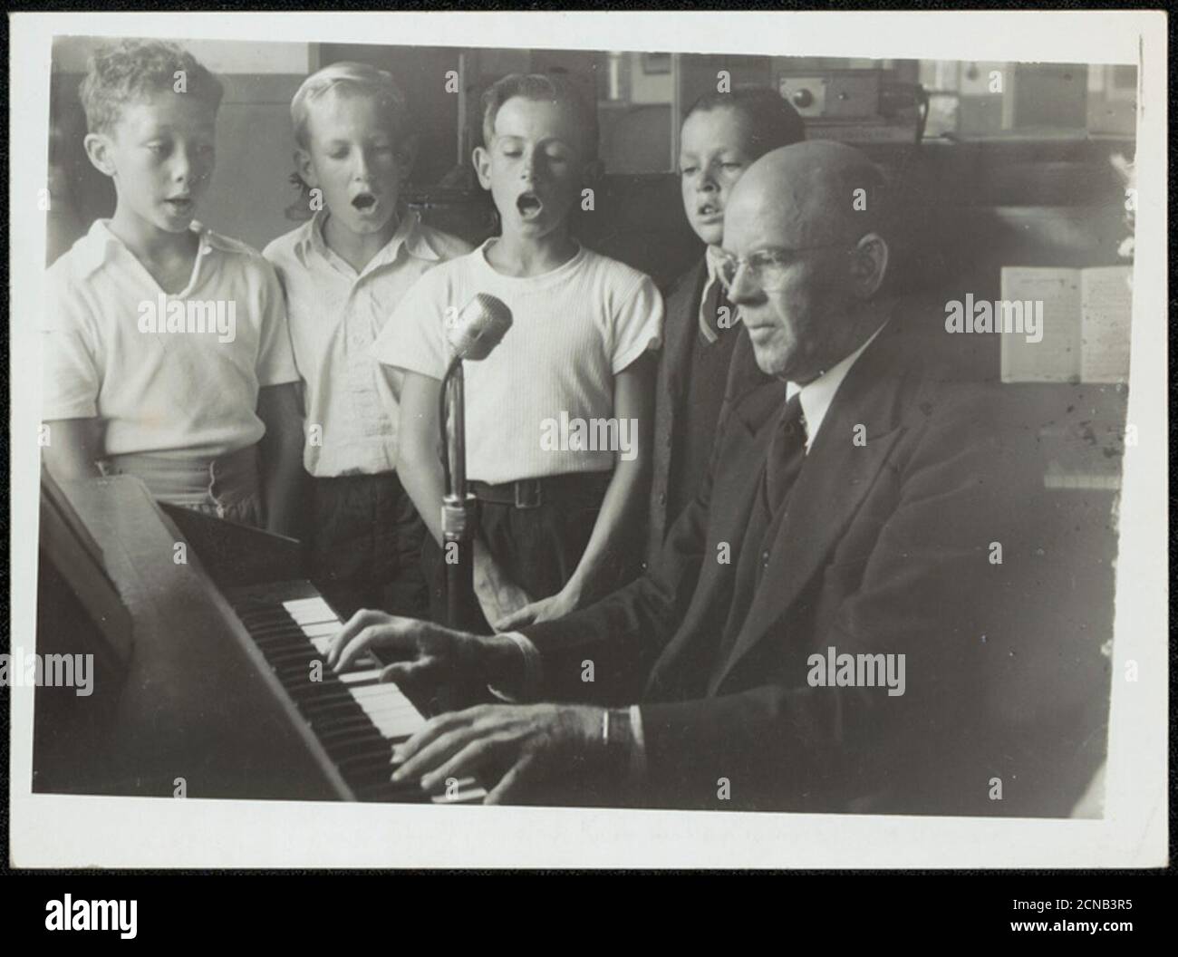 Old school group photo black hi-res stock photography and images - Alamy