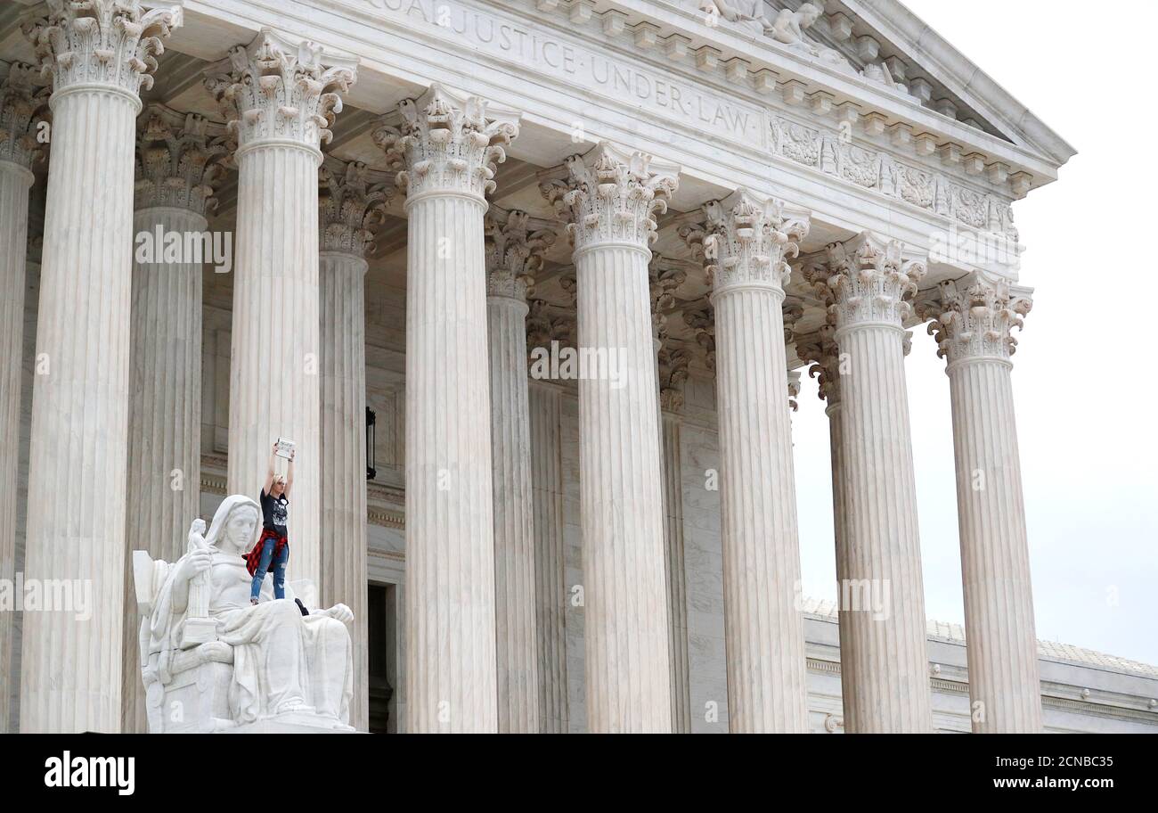 United states supreme court doors hi-res stock photography and images ...