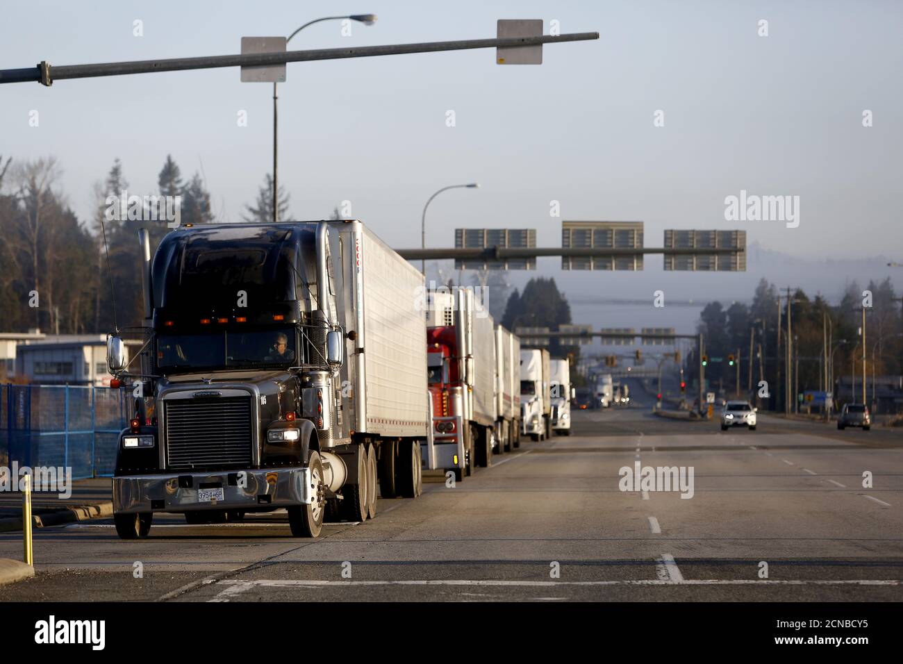 U.s. canada border trucks hi-res stock photography and images - Alamy