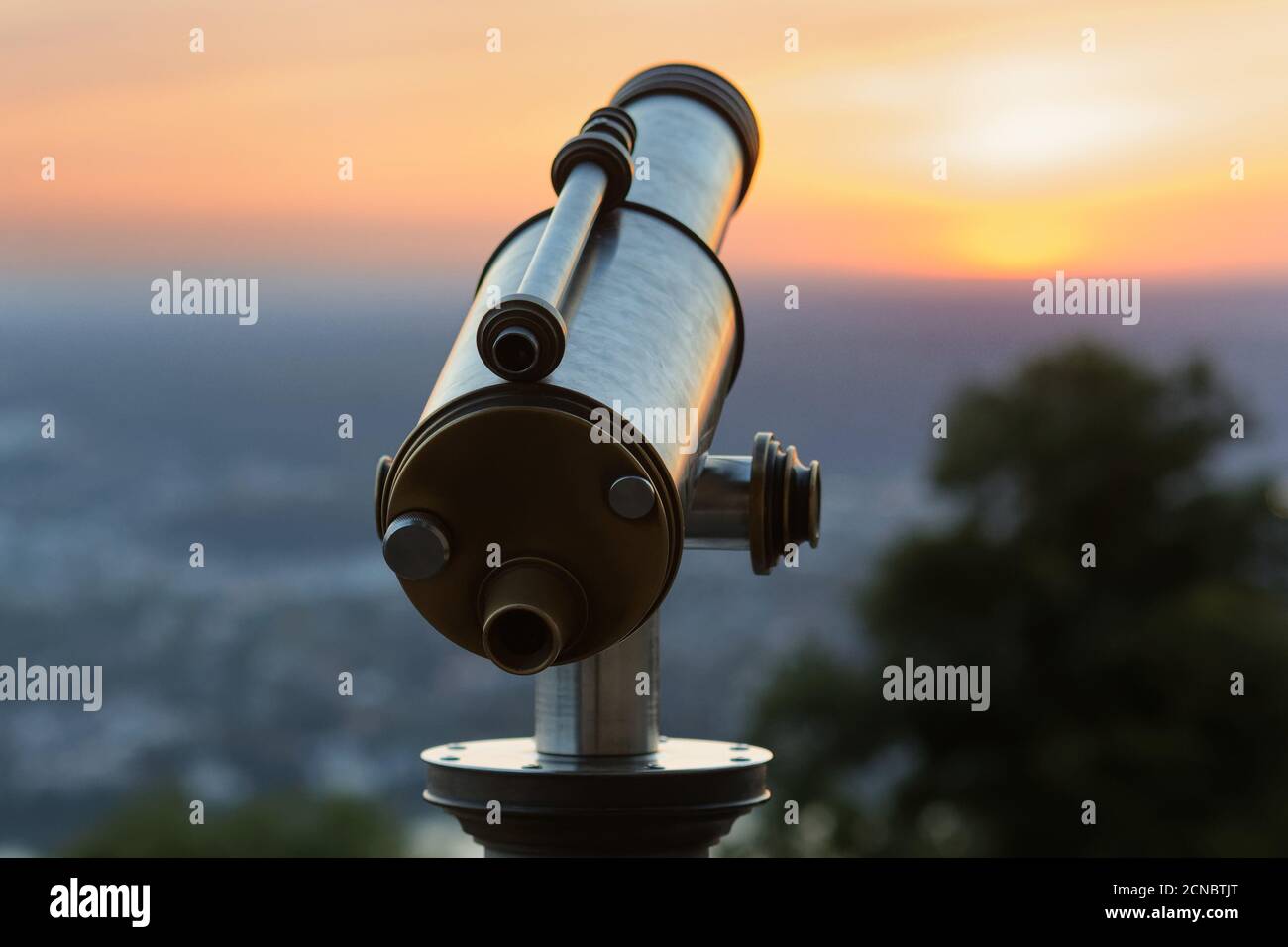 Coin operated binoculars viewing scope hi-res stock photography and ...