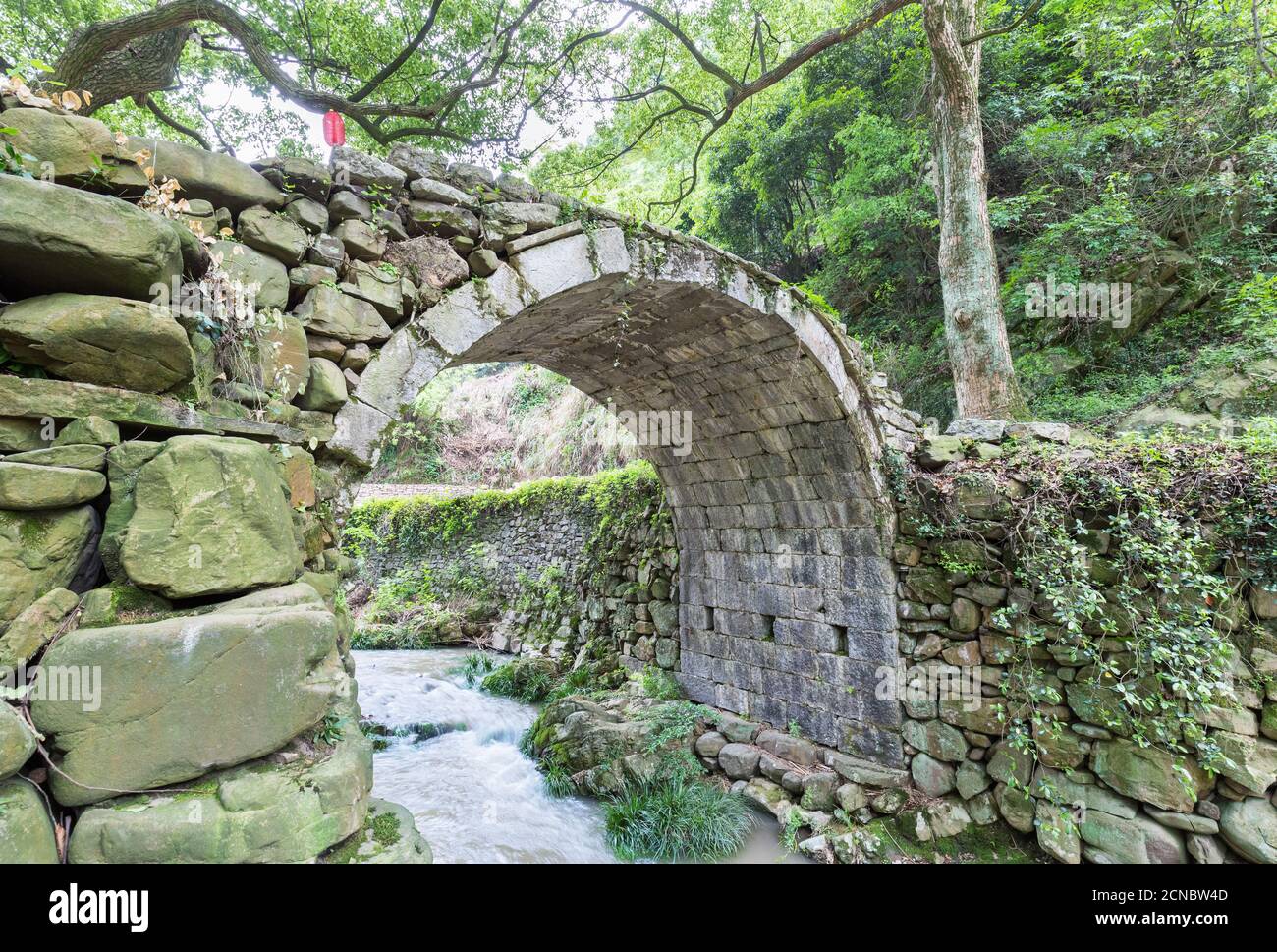 ancient single hole stone arch bridge Stock Photo - Alamy