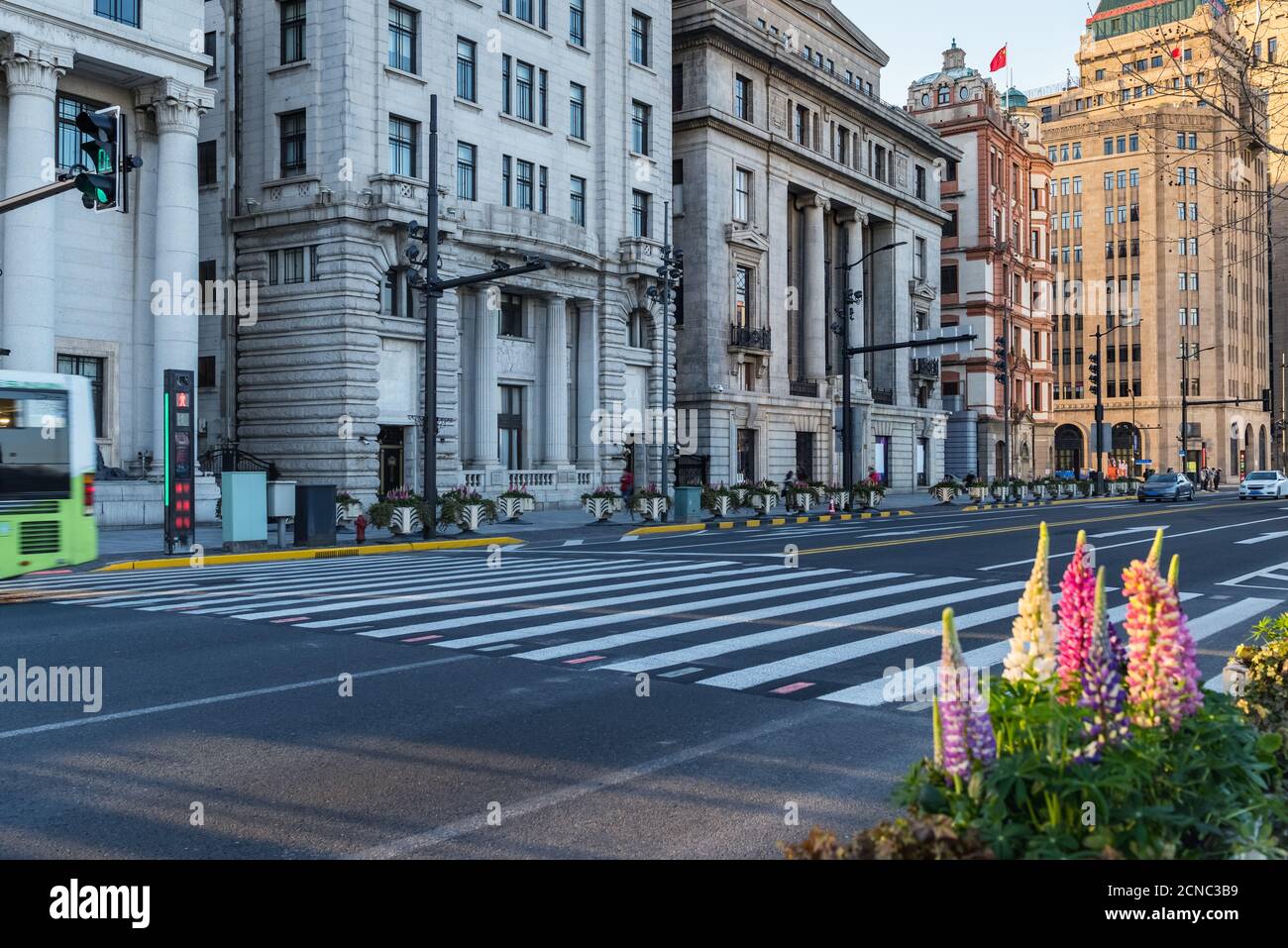 shanghai the bund street scene Stock Photo - Alamy