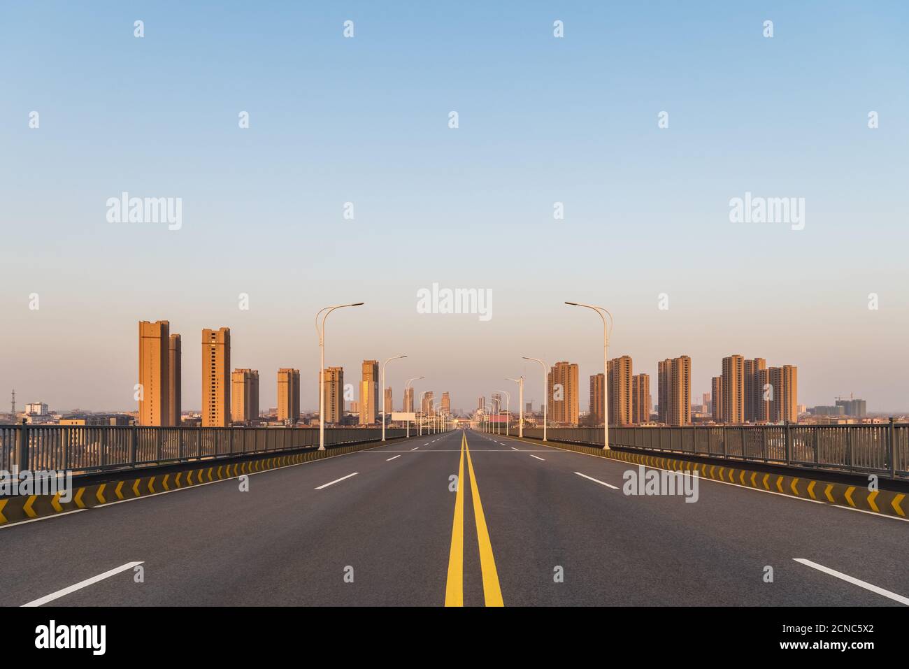Empty road architecture hi-res stock photography and images - Alamy