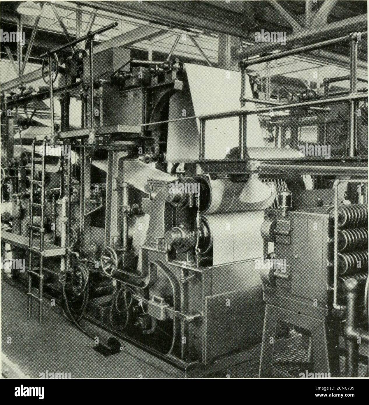 Paper pulp machine screen hi-res stock photography and images - Alamy