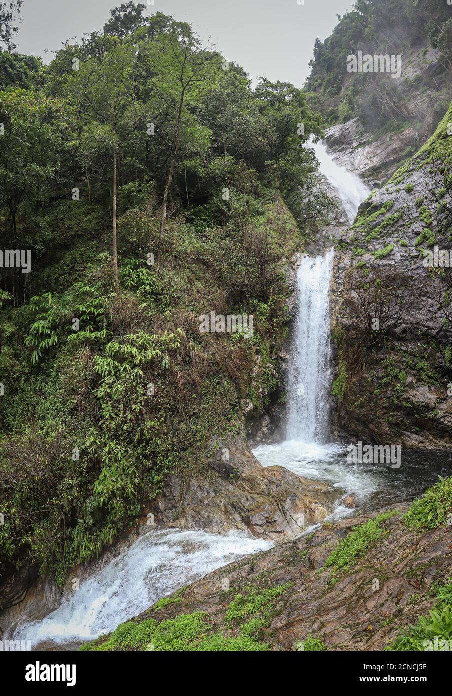Mae pan waterfall hi-res stock photography and images - Alamy