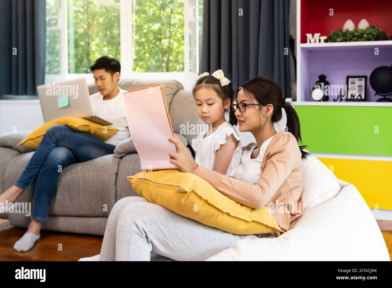 Work from home dad hi-res stock photography and images - Alamy