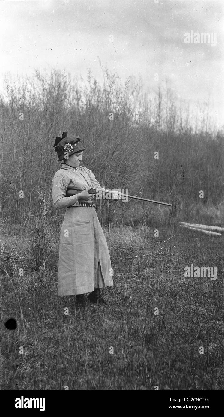 Historical rifle woman hi-res stock photography and images - Alamy