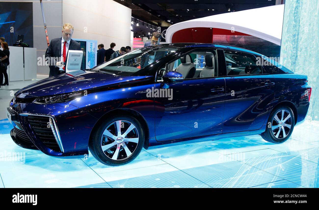 Toyota fuel cell car hi-res stock photography and images - Alamy