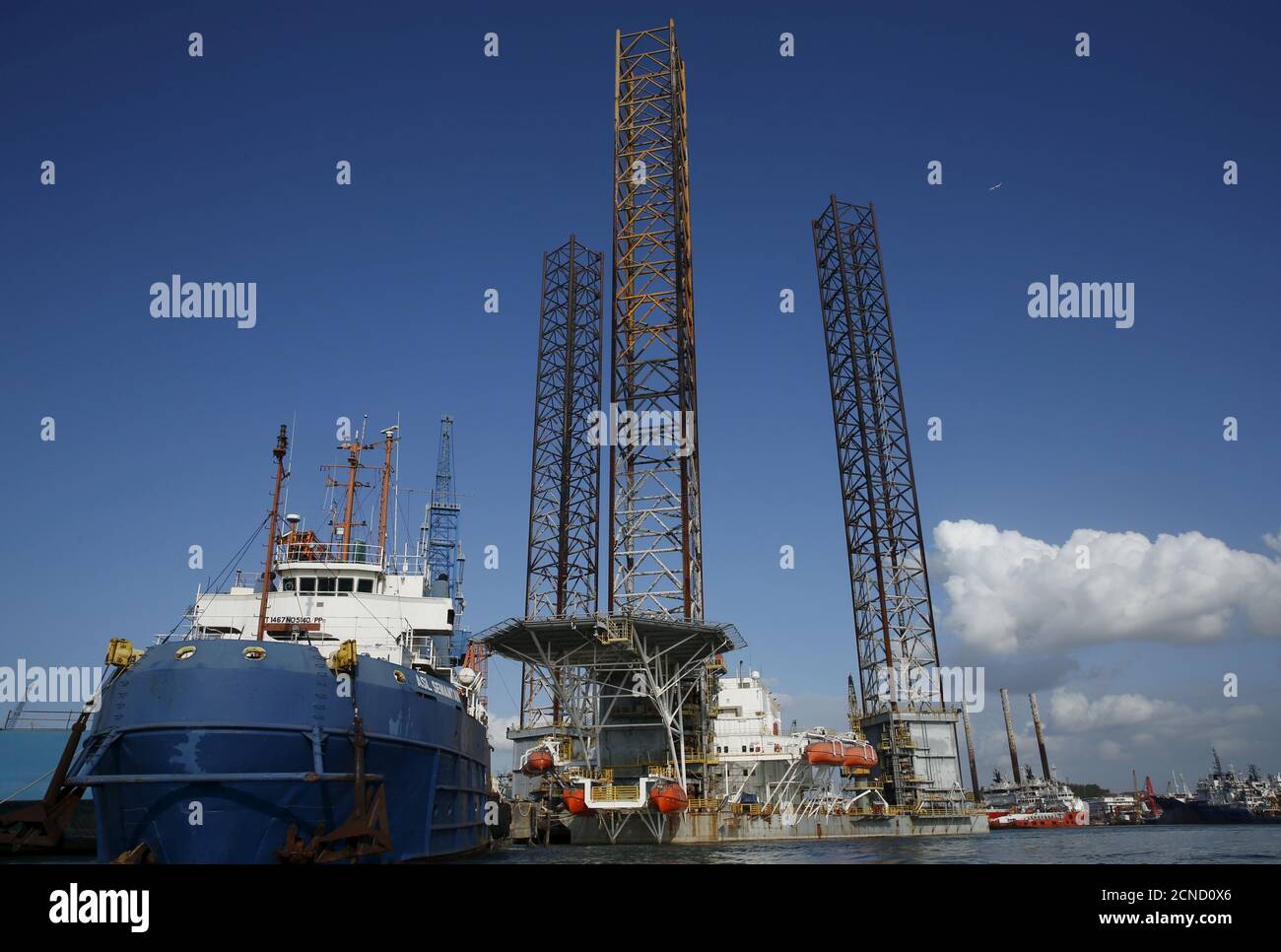 Shipyards batam riau indonesia hi-res stock photography and images - Alamy