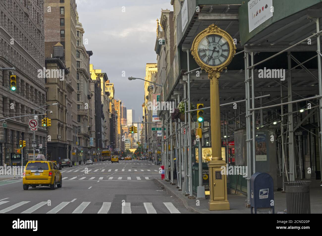 Fifth avenue clock hi-res stock photography and images - Alamy