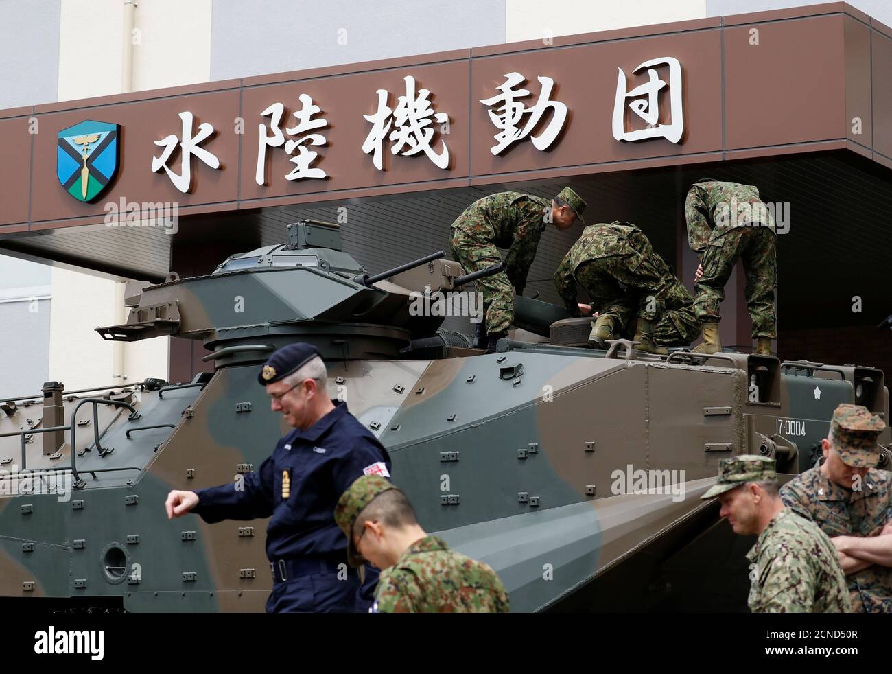 Aav 7 amphibious assault vehicles hi-res stock photography and images ...