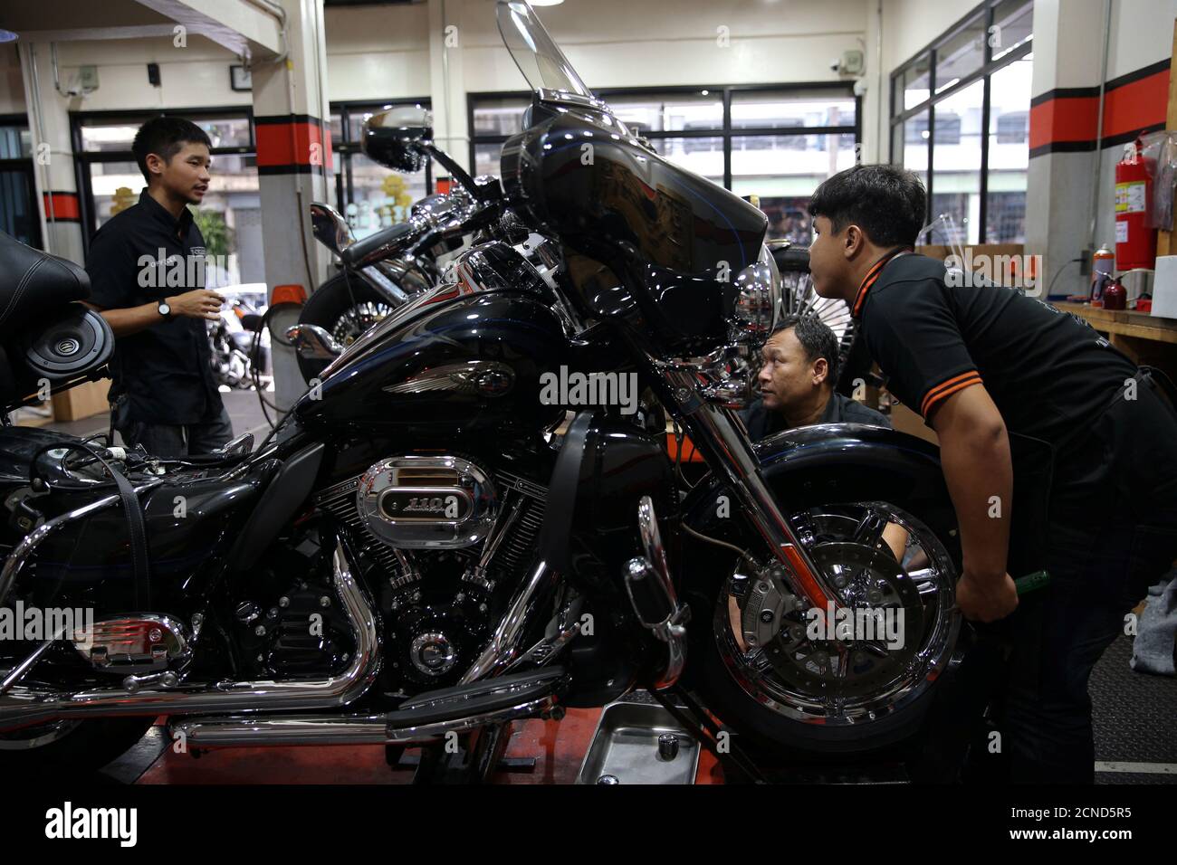 Harley davidson motorcycle and pacific hi-res stock photography and ...