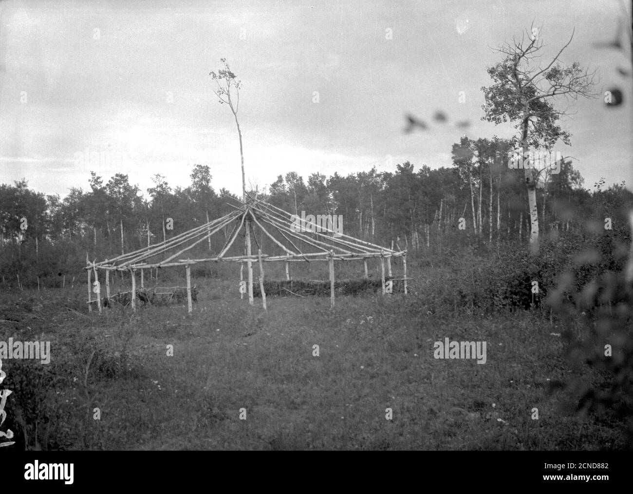 Black and white wood frame structure hi-res stock photography and ...