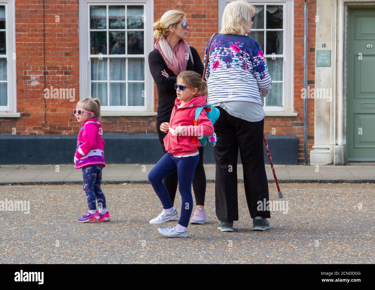 Women looking opposite directions hi-res stock photography and images ...