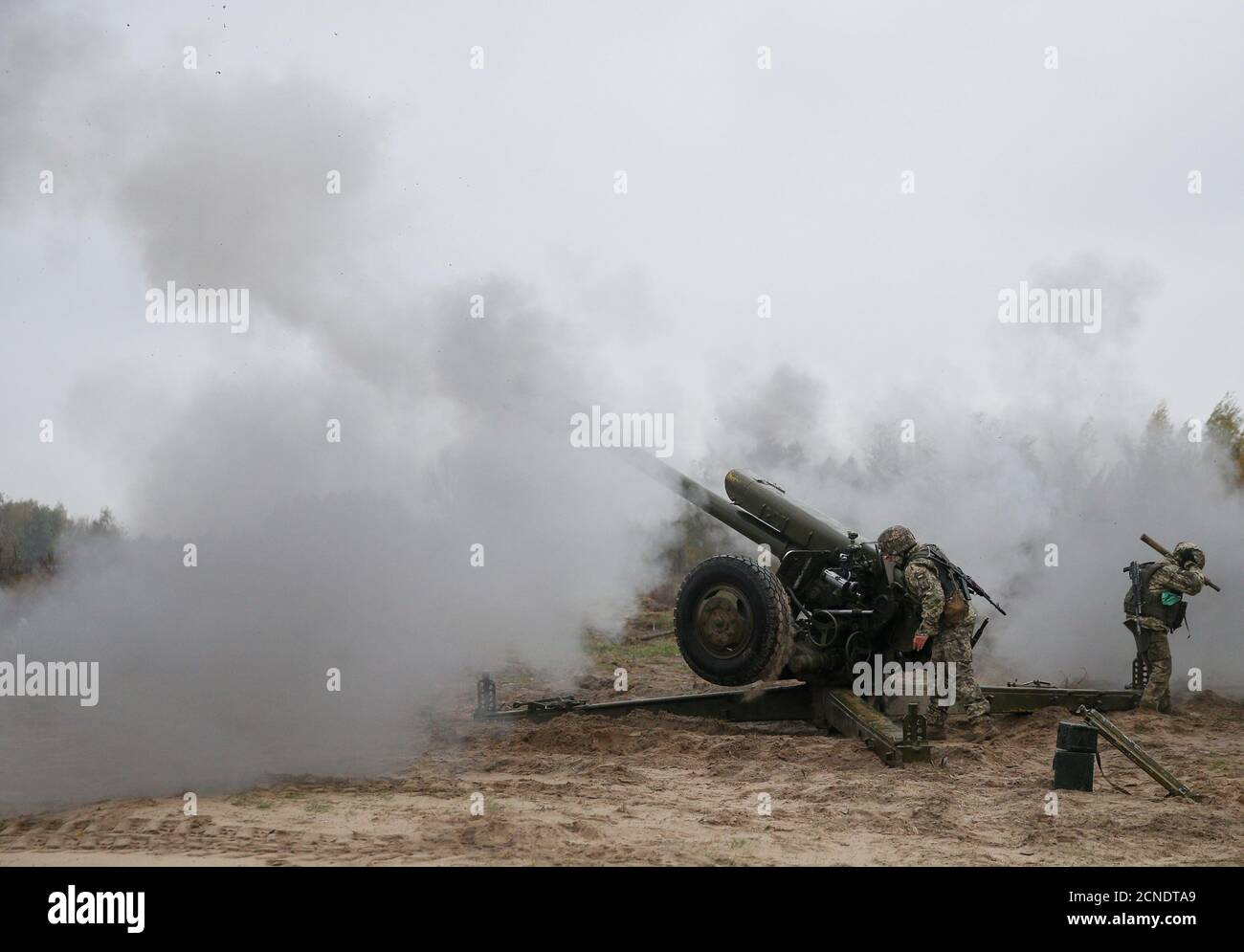 122mm howitzer d 30 hi-res stock photography and images - Alamy