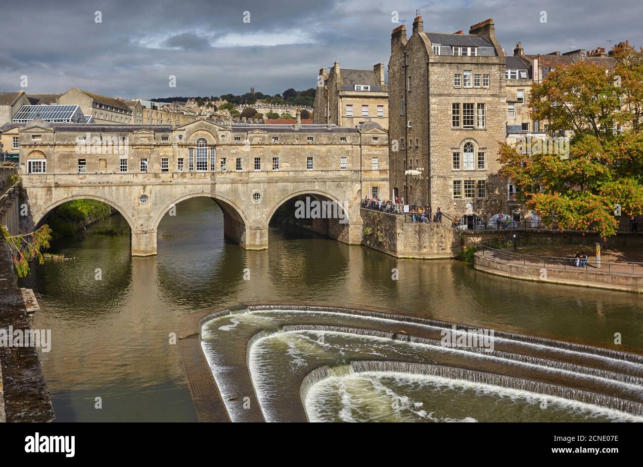 The unique 18th century Pulteney Bridge spanning the River Avon, in the ...