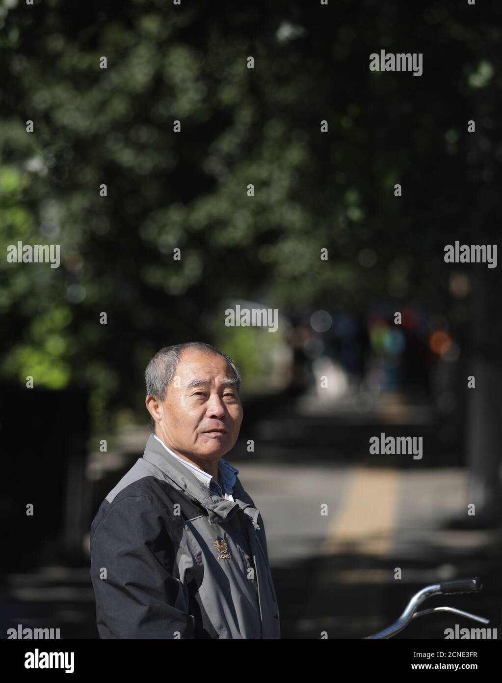 (200918) -- SHENYANG, Sept. 18, 2020 (Xinhua) -- A citizen observes a ...