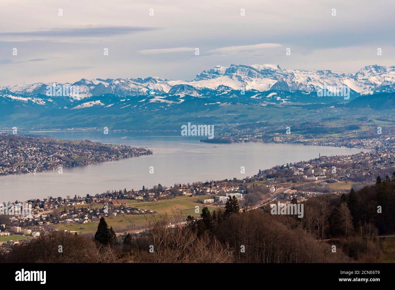 City with mountain background hi-res stock photography and images - Alamy