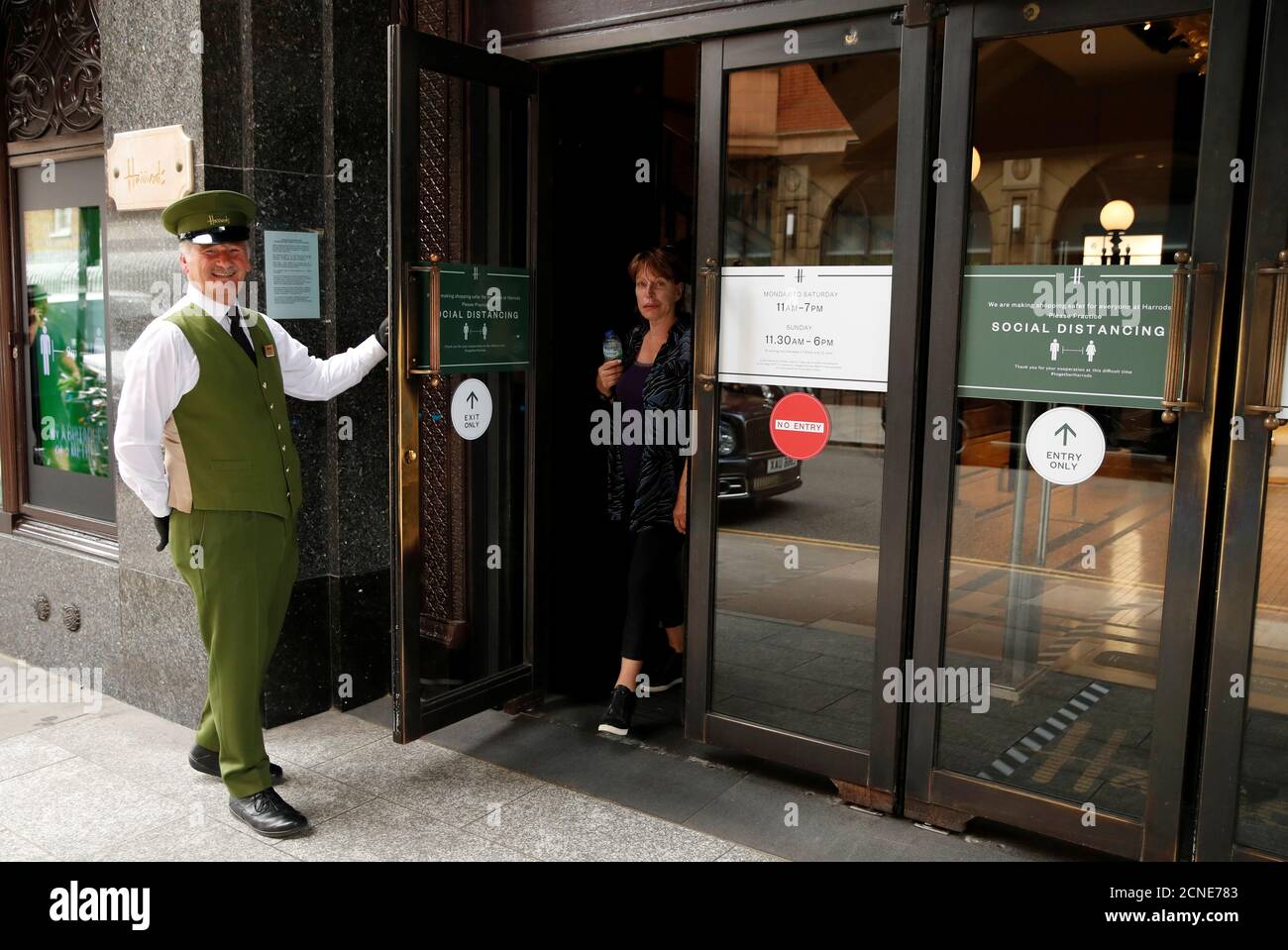 Harrods Staff High Resolution Stock Photography and Images - Alamy