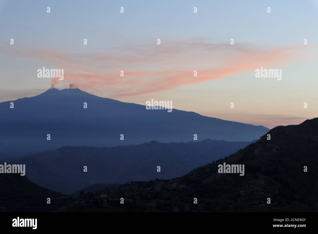 Castelmola - Fumate dall'Etna al tramonto Stock Photo - Alamy