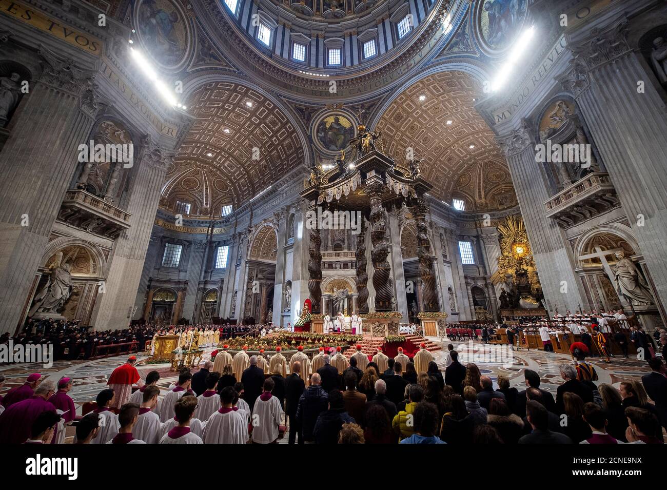 Looking up at saint peters basilica hi-res stock photography and images ...