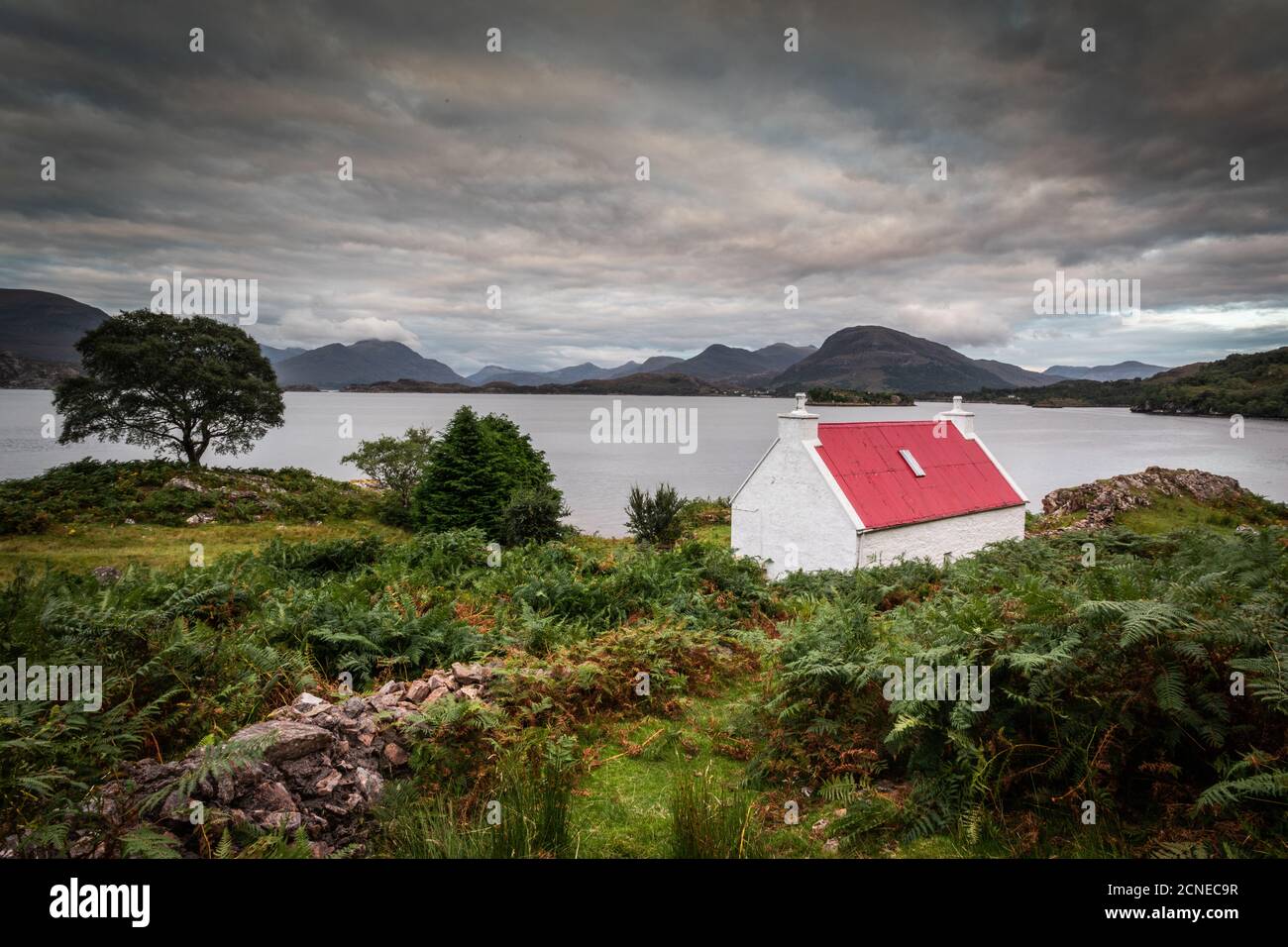 Red Roof Cottage at Shieldaig, Strathcarron Scotland Stock Photo - Alamy