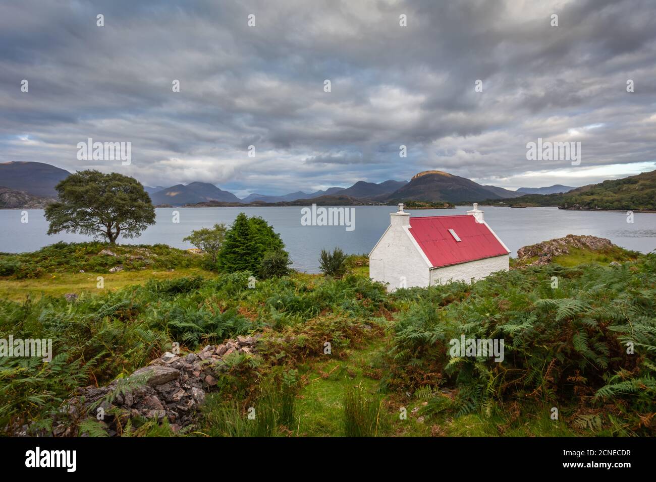 Red Roof Cottage at Shieldaig, Strathcarron Scotland Stock Photo - Alamy