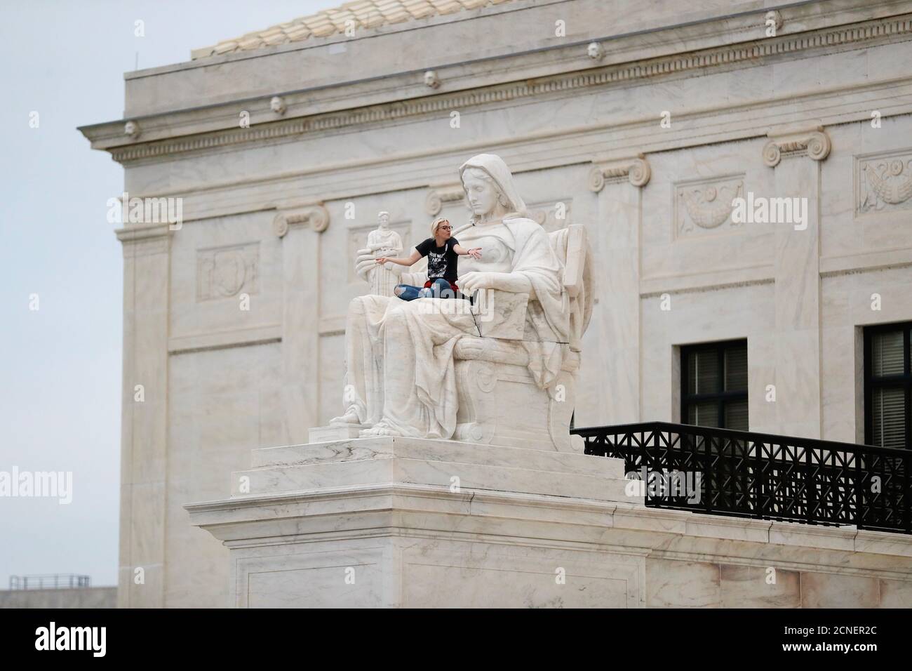United states supreme court doors hi-res stock photography and images ...