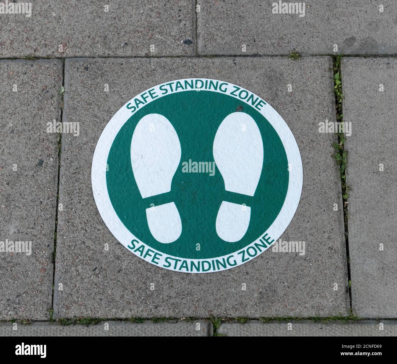 footprint on the ground 2 metre distancing covid-19 UK Stock Photo - Alamy
