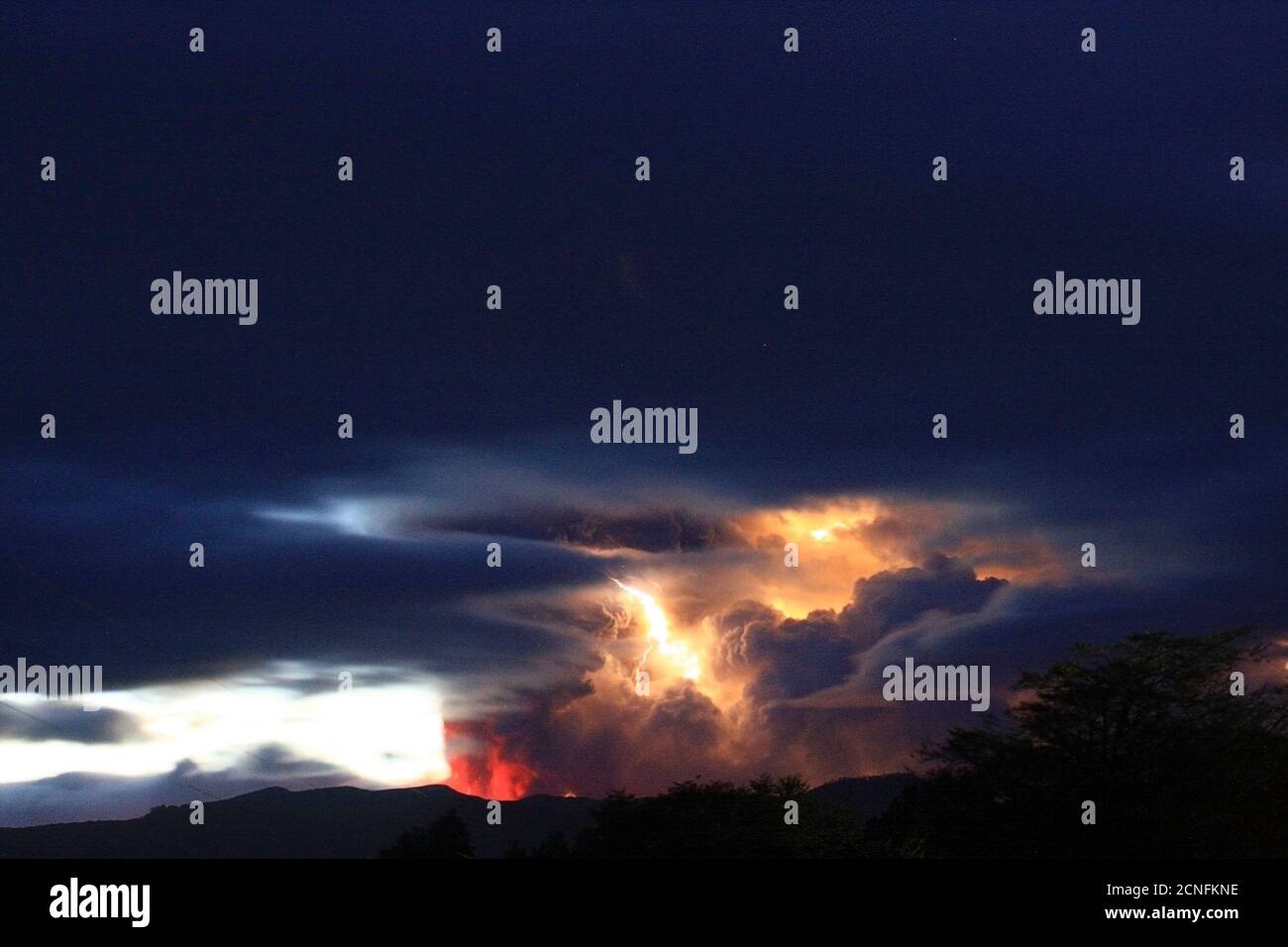South america volcano lightning hi-res stock photography and images - Alamy